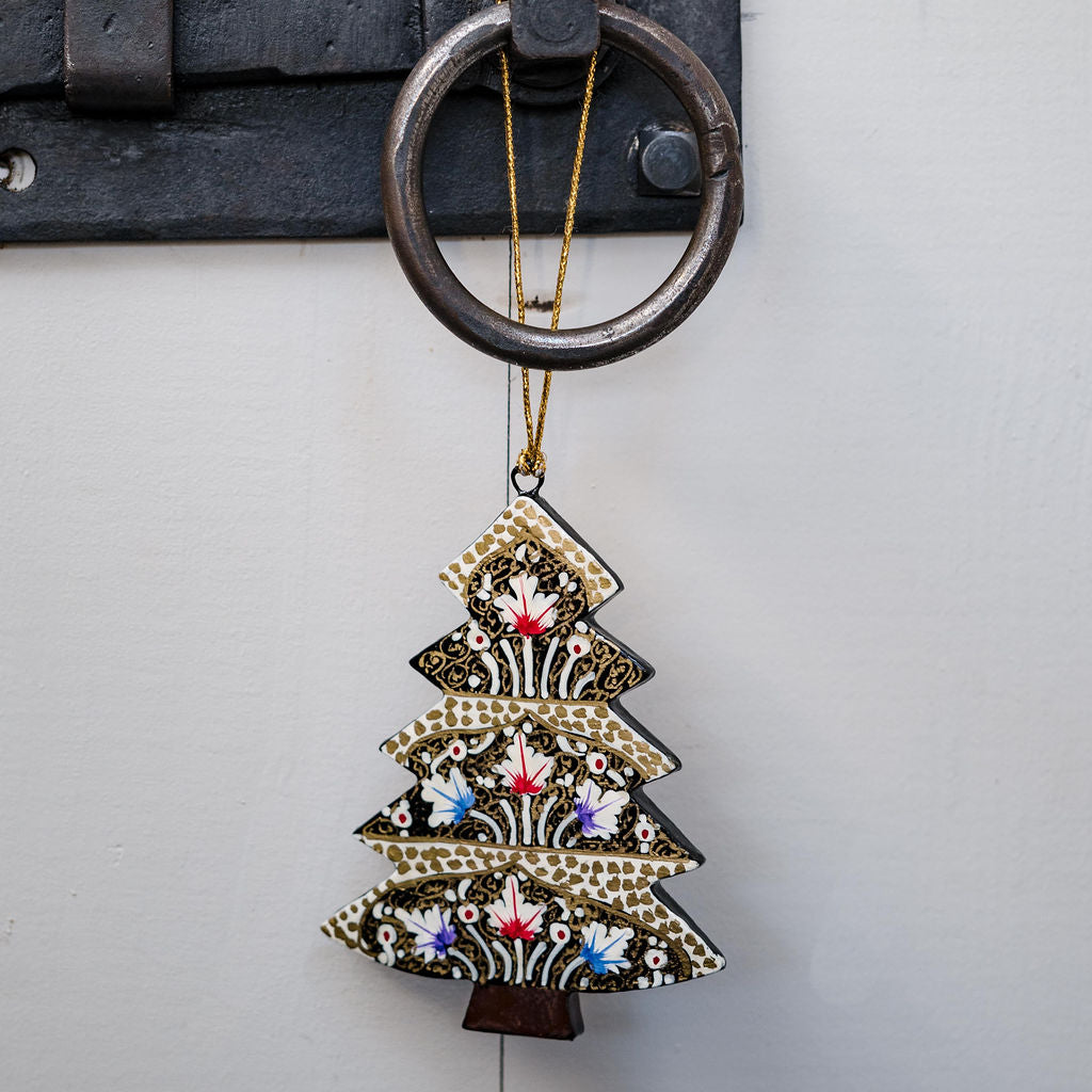 White Trellis Christmas Tree – Arthur Cameron